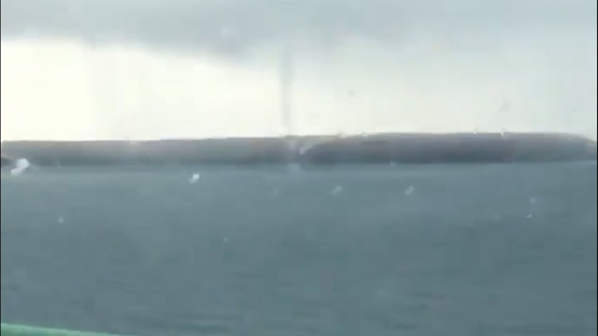 Waterspout spins up on Lake Michigan | firstcoastnews.com