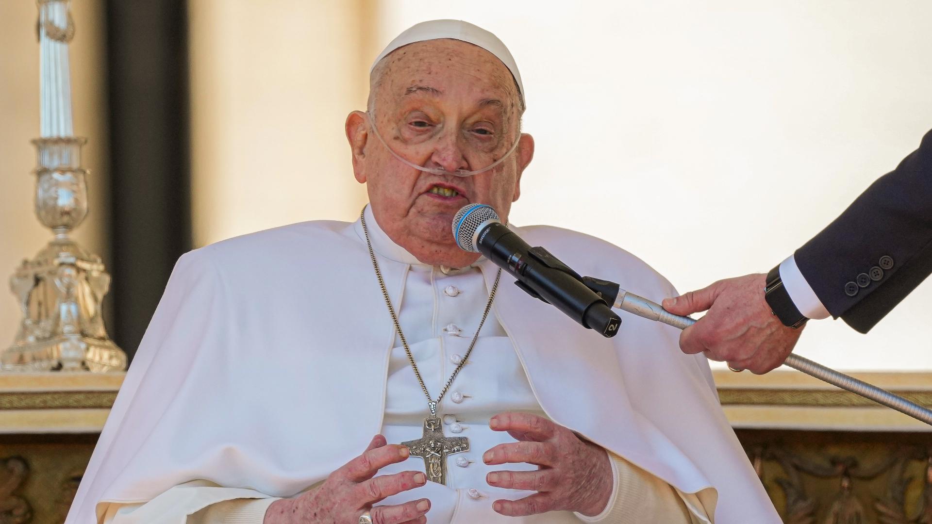 Pope Francis makes first appearance at Vatican 2 weeks after hospital ...