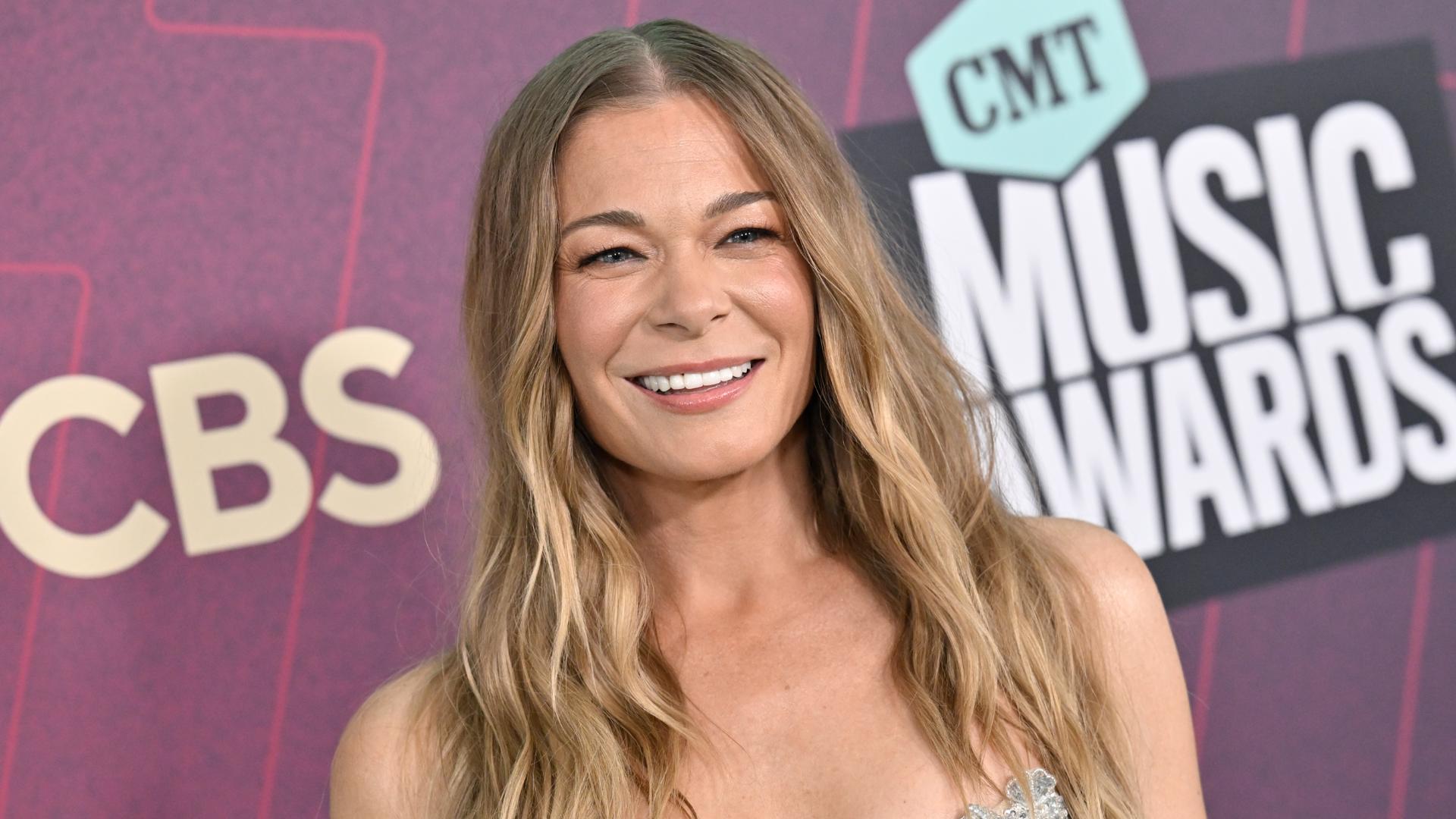 LeAnn Rimes' teeth fell out during concert in Washington ...