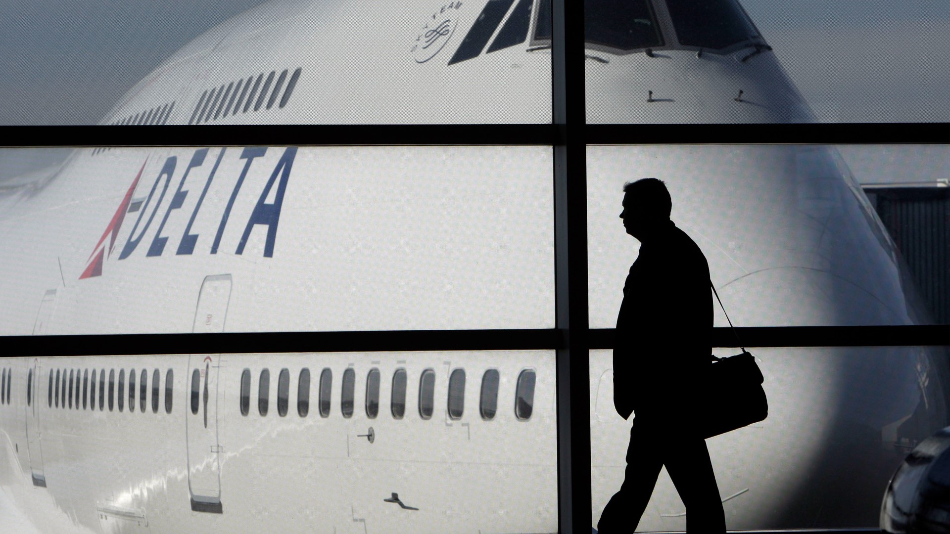 Car crashes into Detroit Metro Airport terminal | firstcoastnews.com