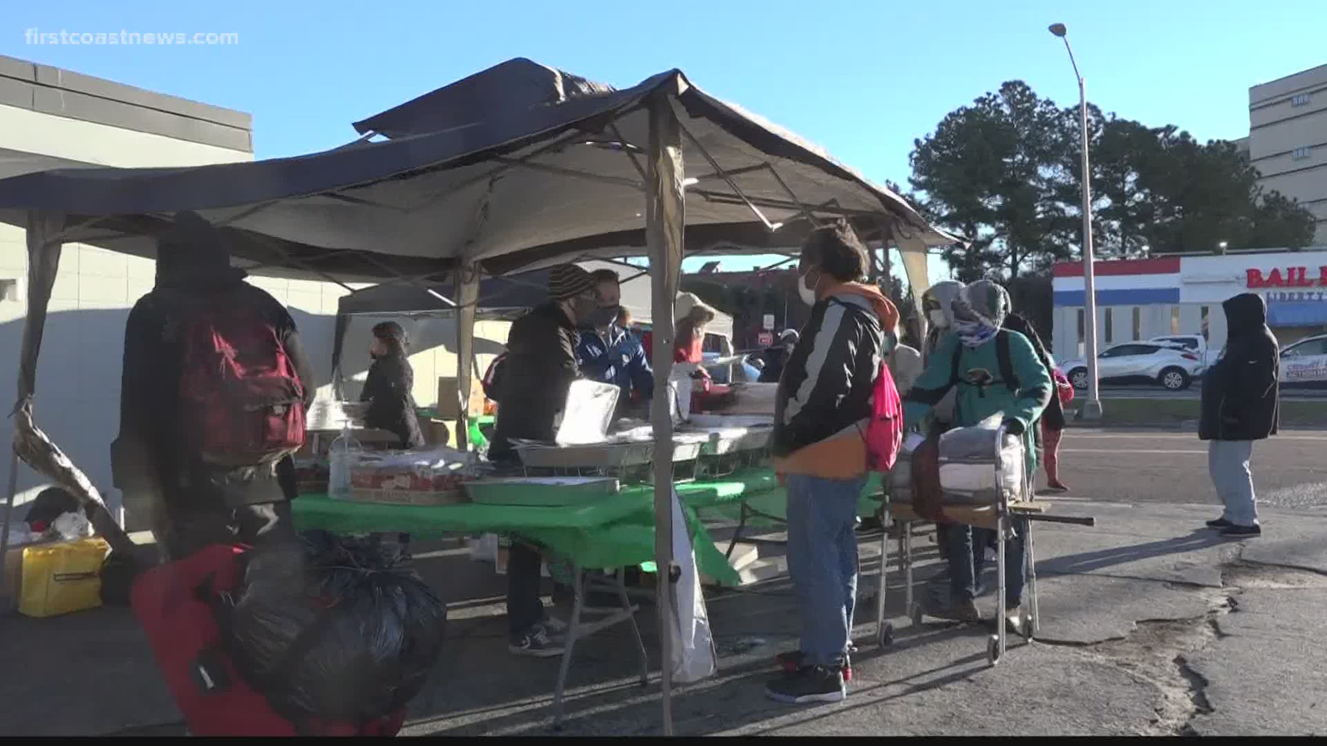 Volunteers feed hundreds of homeless people on Christmas ...