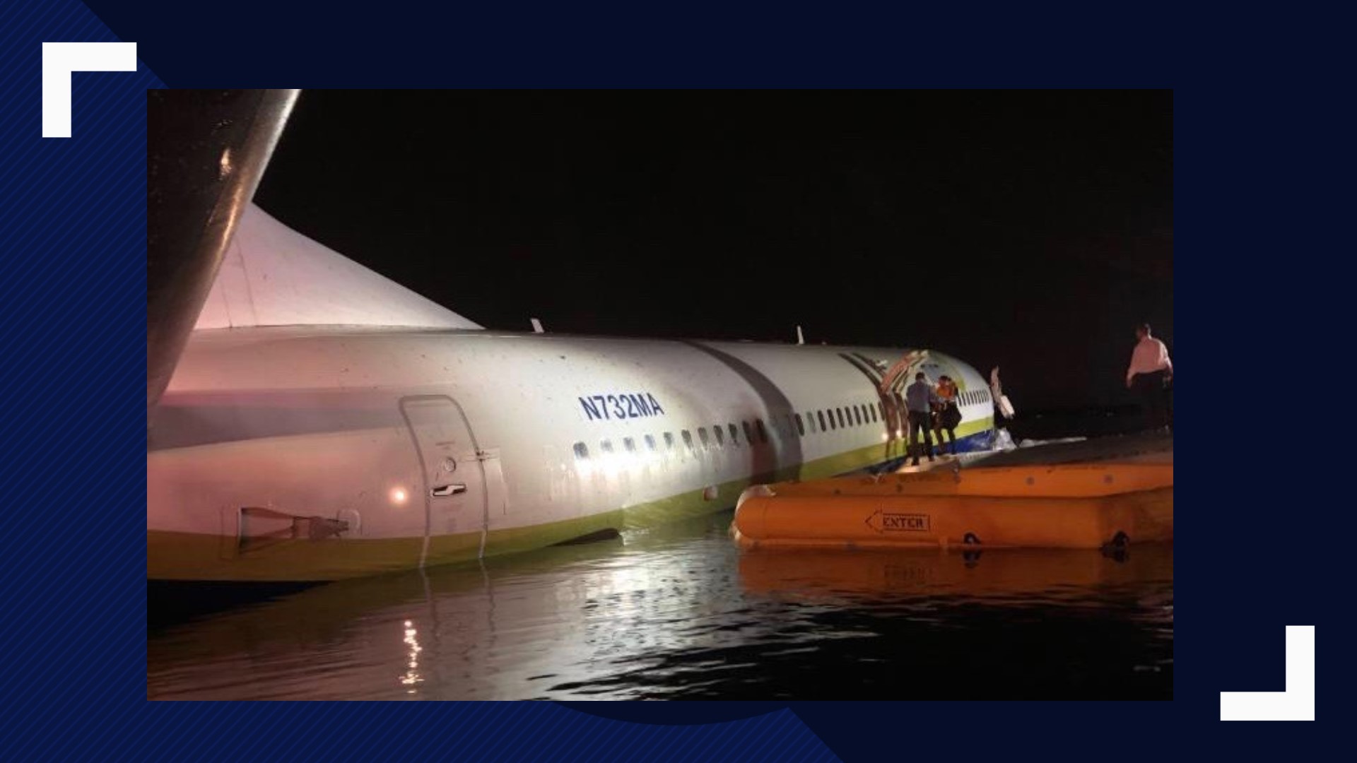 Plane carrying 142 people skids into St. Johns River | firstcoastnews.com