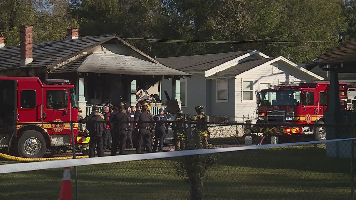 2 JFRD firefighters hurt battling deadly fire in Jacksonville's Mid ...