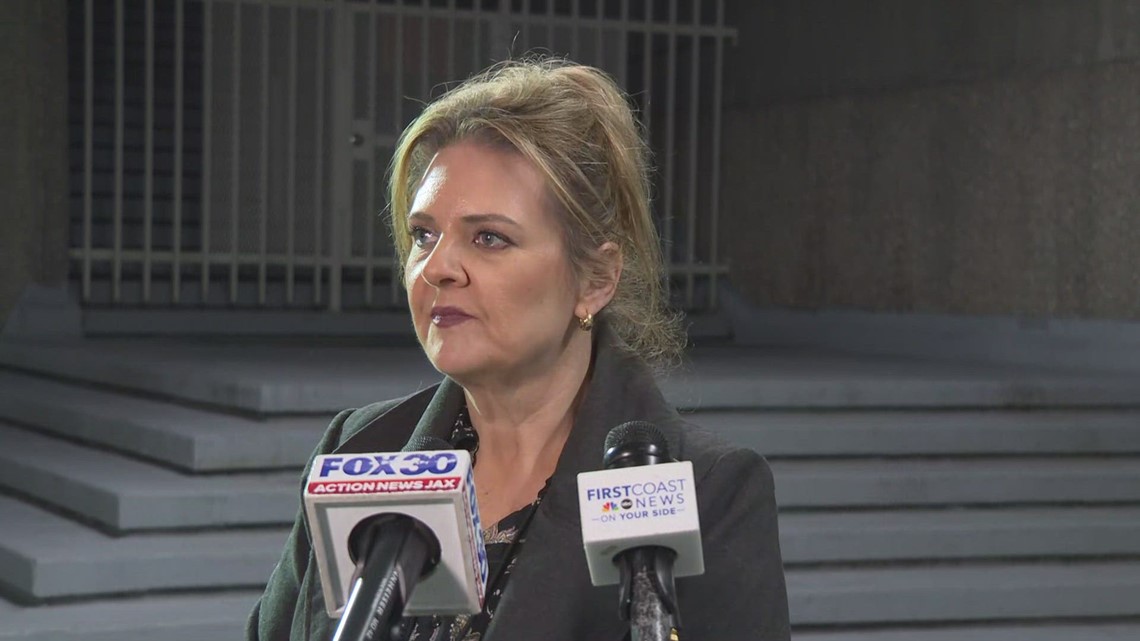 Man shot after 'fighting over gun' in middle of Arlington road ...