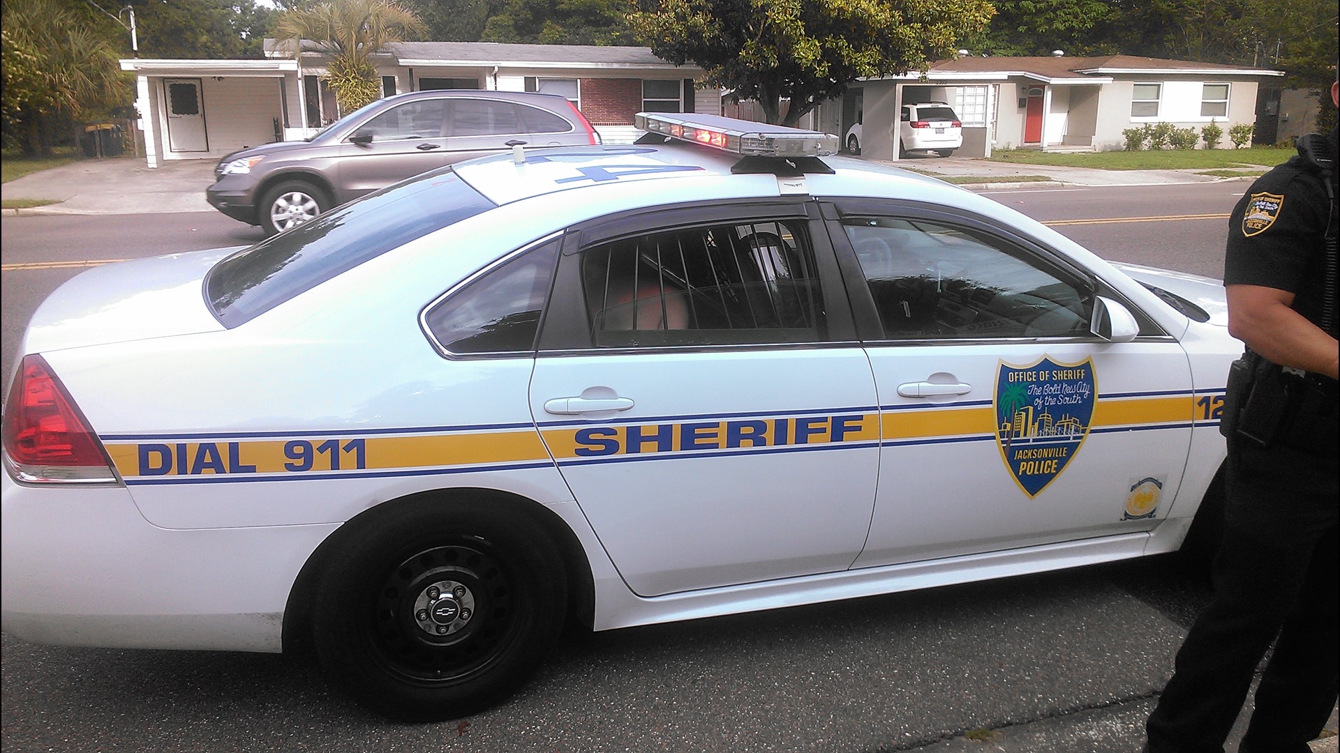 JSO patrol car windows smashed in attempt to steal officer's gun ...