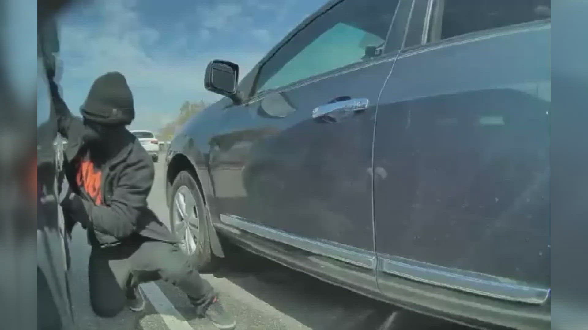 Tesla captures video of masked suspect smash window, steal bag on ...