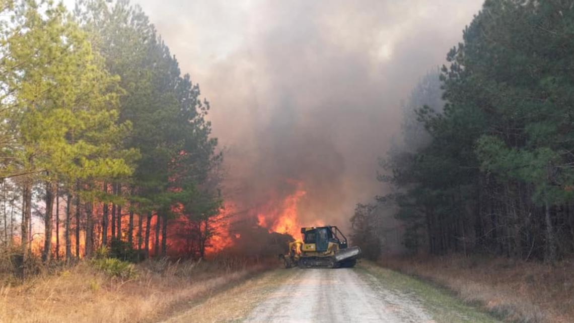 Fire rescue battles woods fire in Baker County | firstcoastnews.com