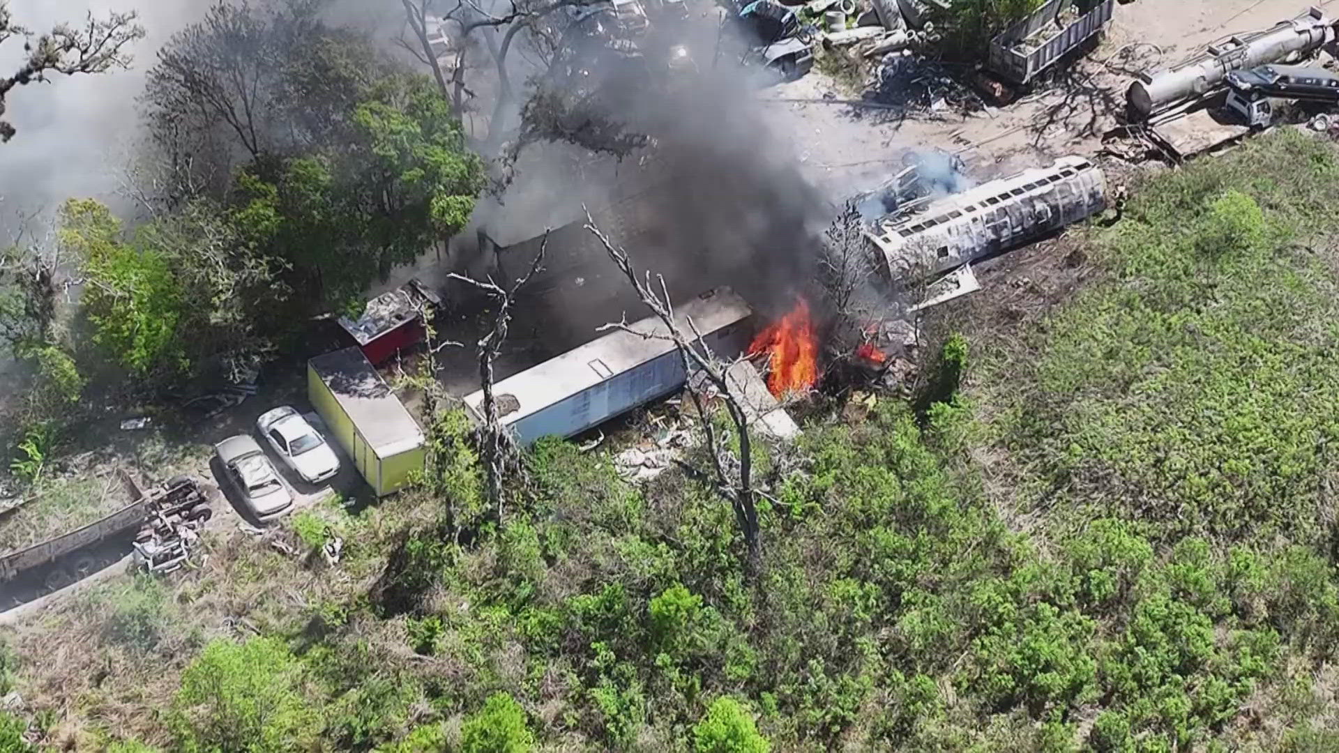 Junkyard car fire causes massive plume of smoke west of Downtown ...