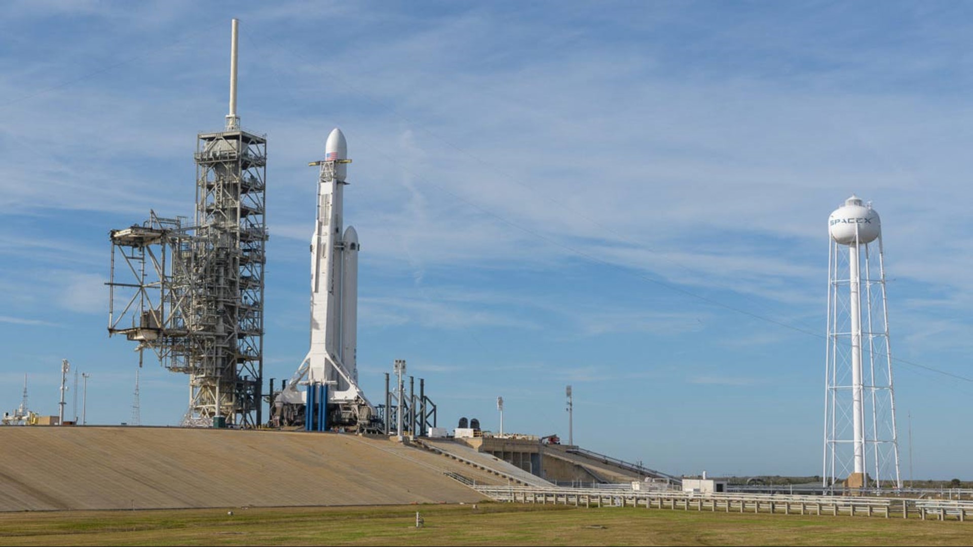 WATCH: SpaceX's Falcon Heavy launch, successful landing of two boosters ...
