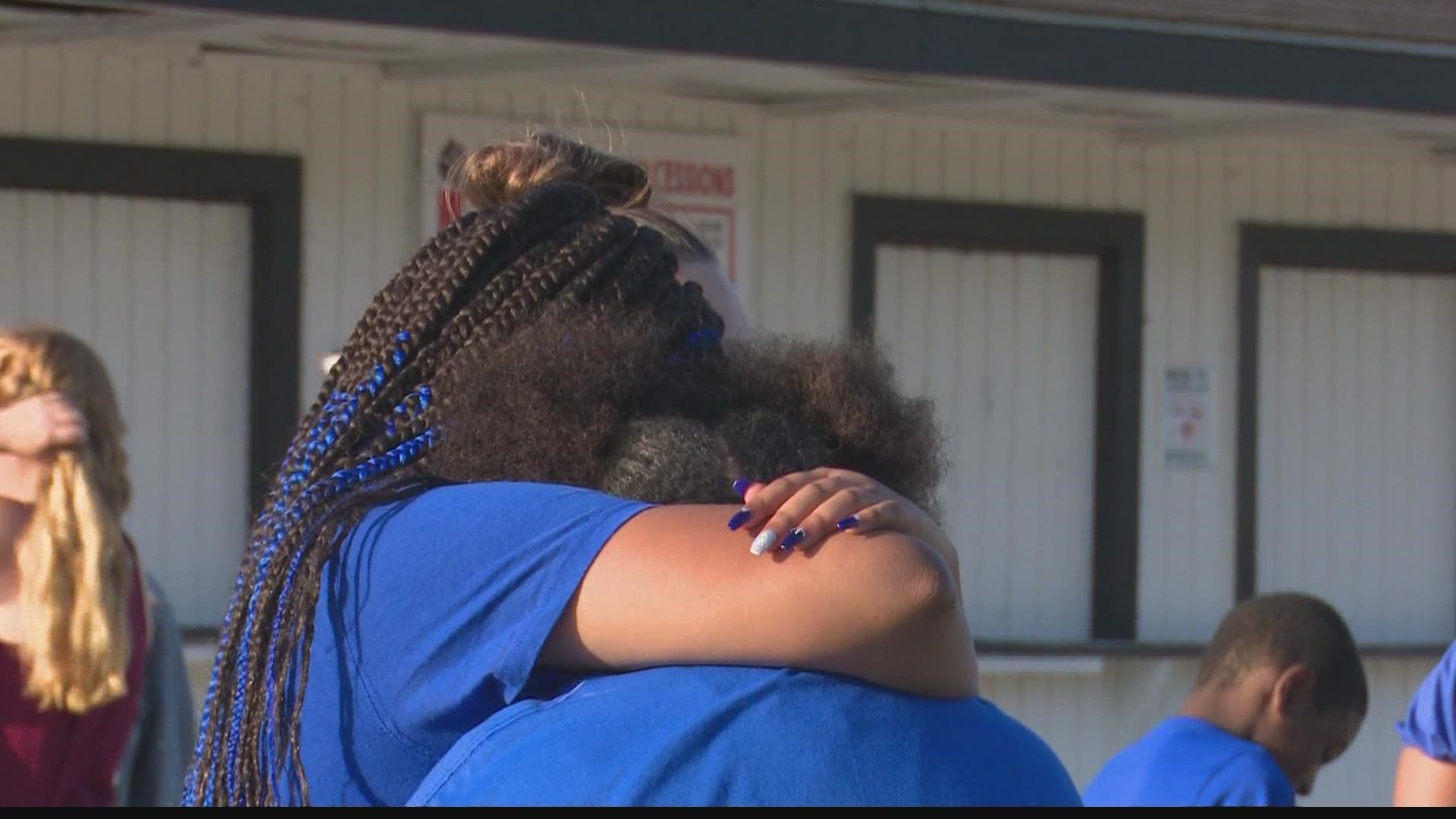 Prayer vigil for 17-year-old Raymond Wade held at high school ...