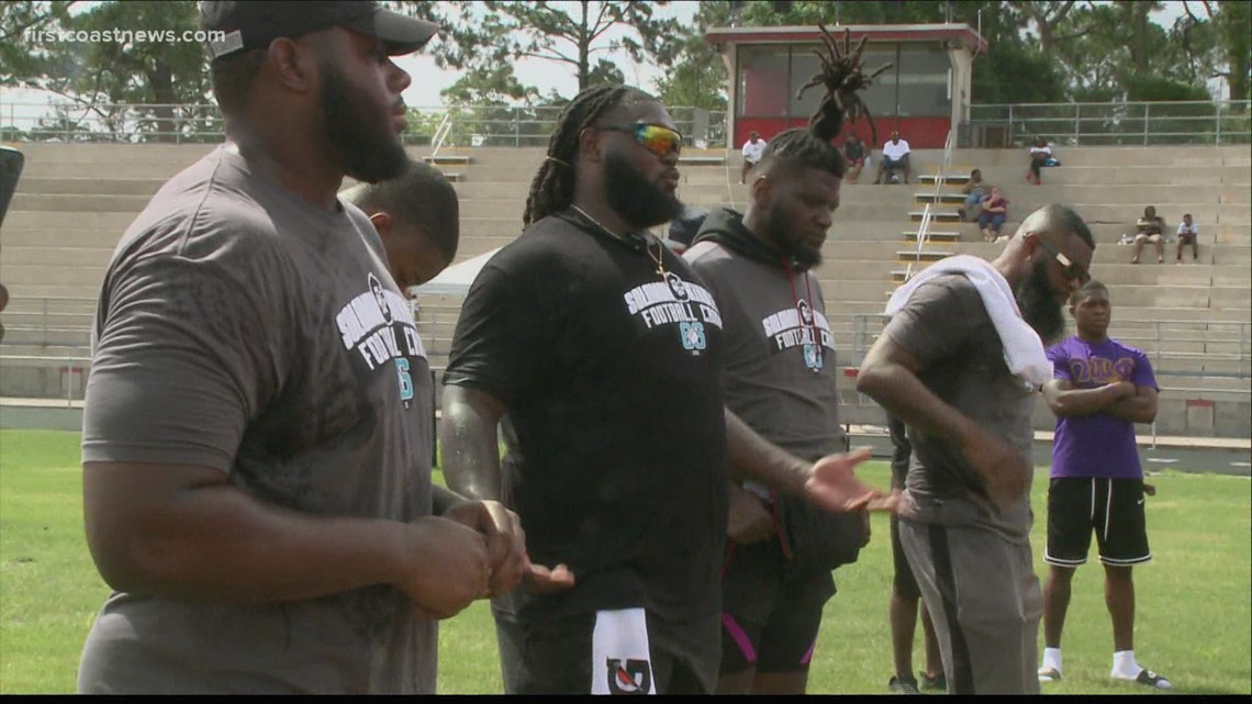 Solomon Kindley returns home to host youth football camp ...