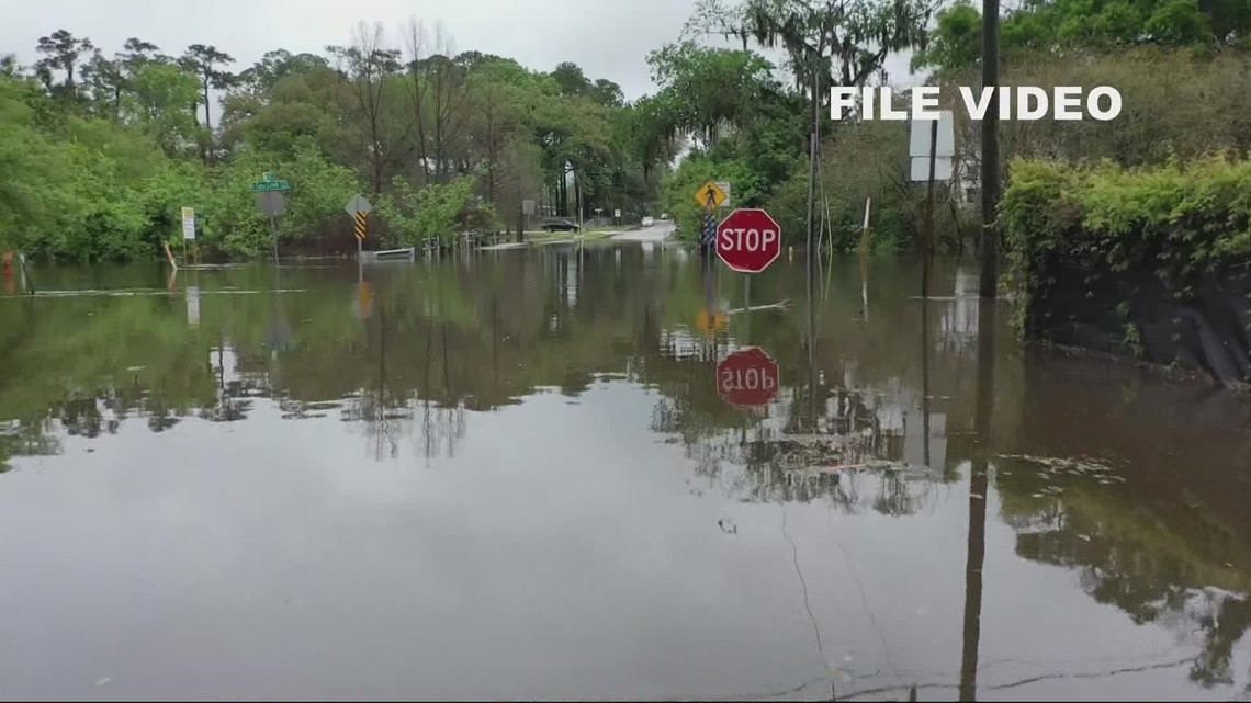 Jacksonville residents in North Riverside area prepare for Hurricane ...
