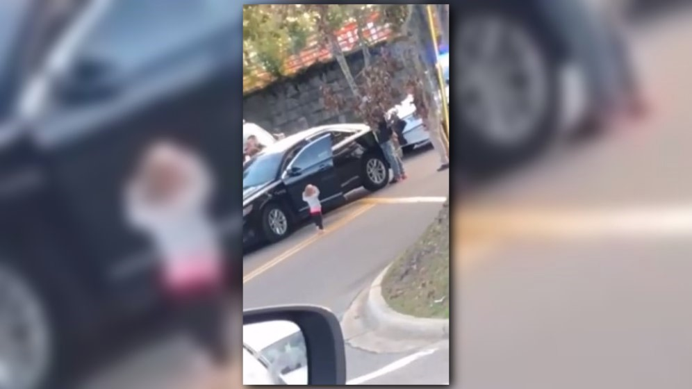 VIDEO: Toddler walks toward police with hands up during father's arrest ...