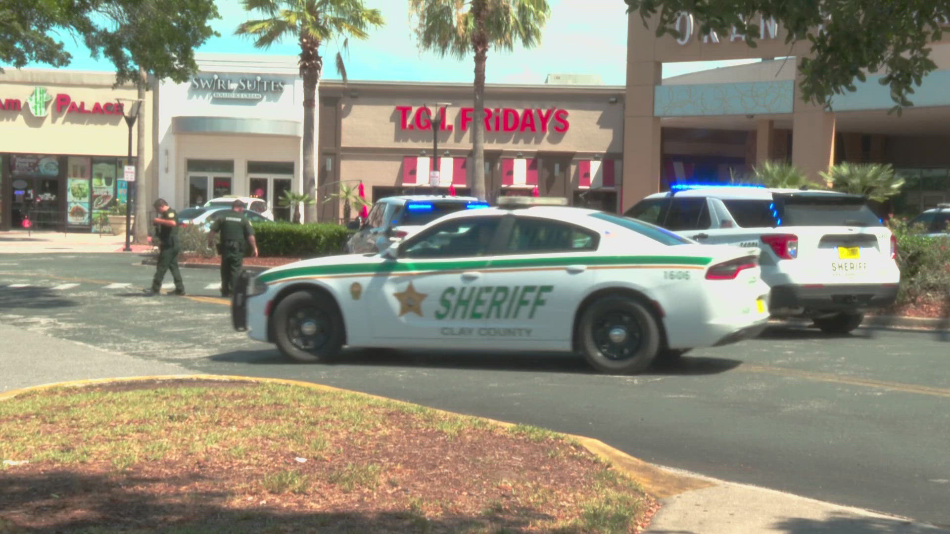 Police chase ends in crash at Orange Park Mall | firstcoastnews.com