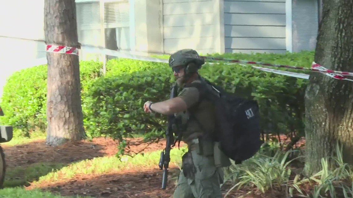 SWAT team seen with assault rifles at Woodhollow apartments in ...