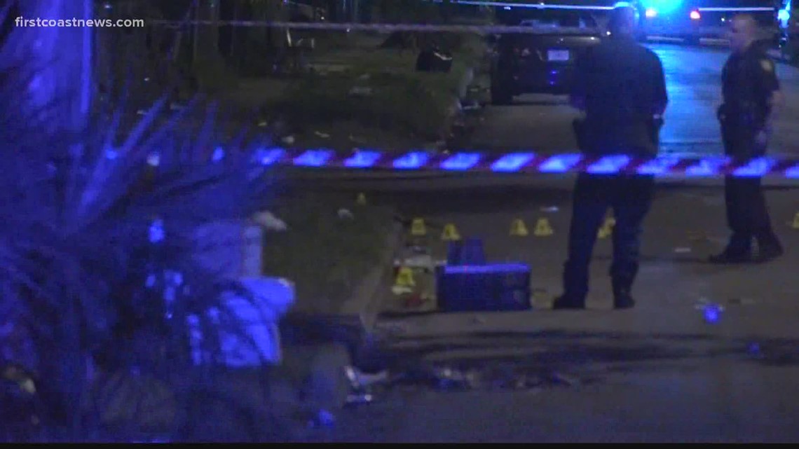 2 men, 1 woman walk into emergency room with gunshot wounds ...