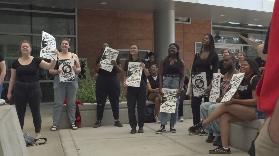 UNF students protest DeSantis' attempt to defund DEI initiatives ...
