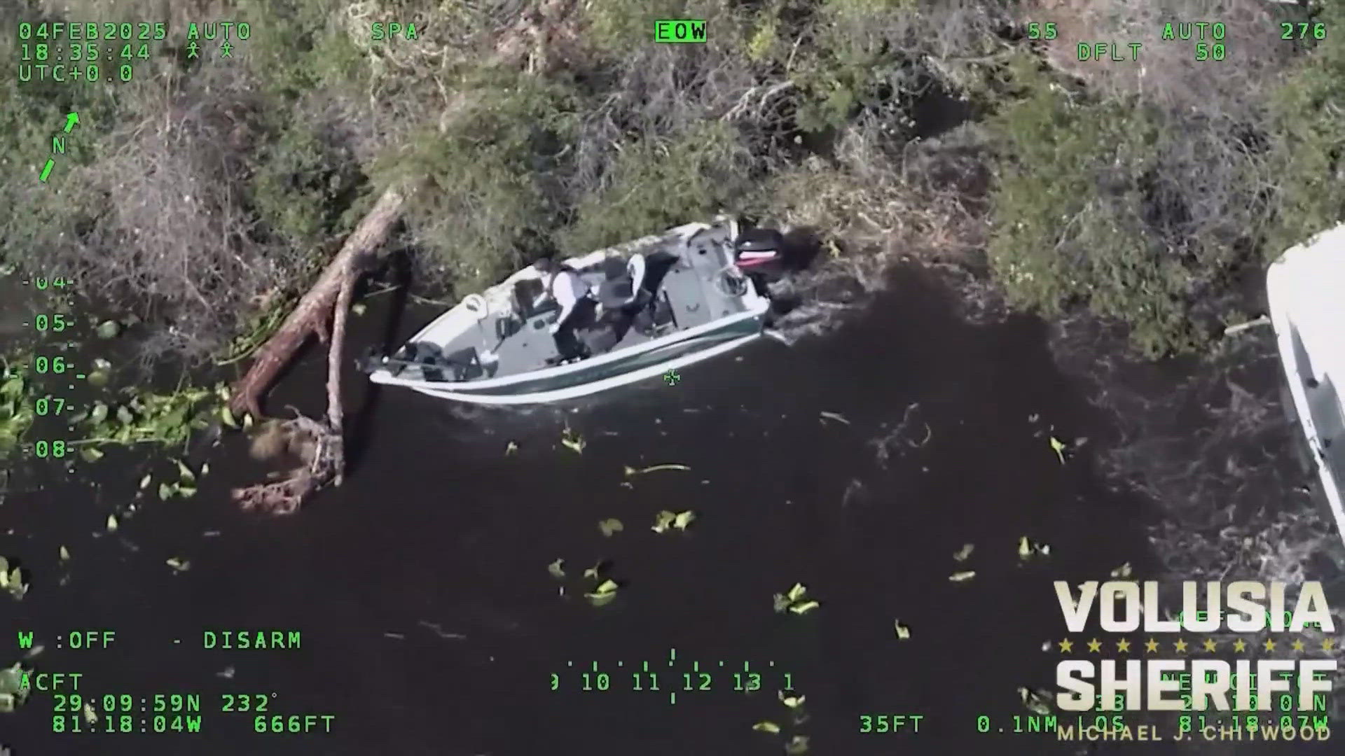 Video: Crews save unconscious man in spinning boat in Florida lake ...