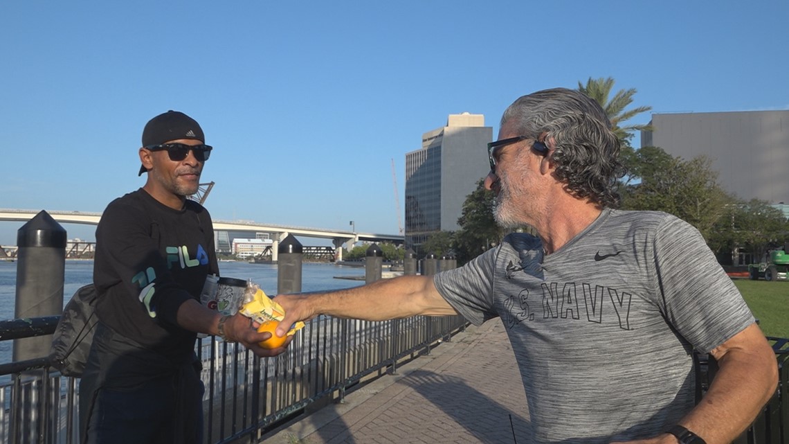 Jacksonville man serves coffee, snacks to homeless | firstcoastnews.com