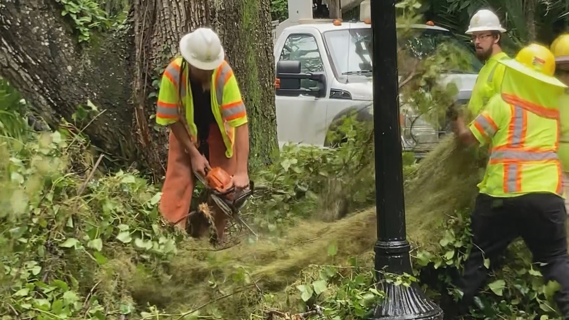 JEA crews respond to power outages, homeowners clean up after Tropical ...