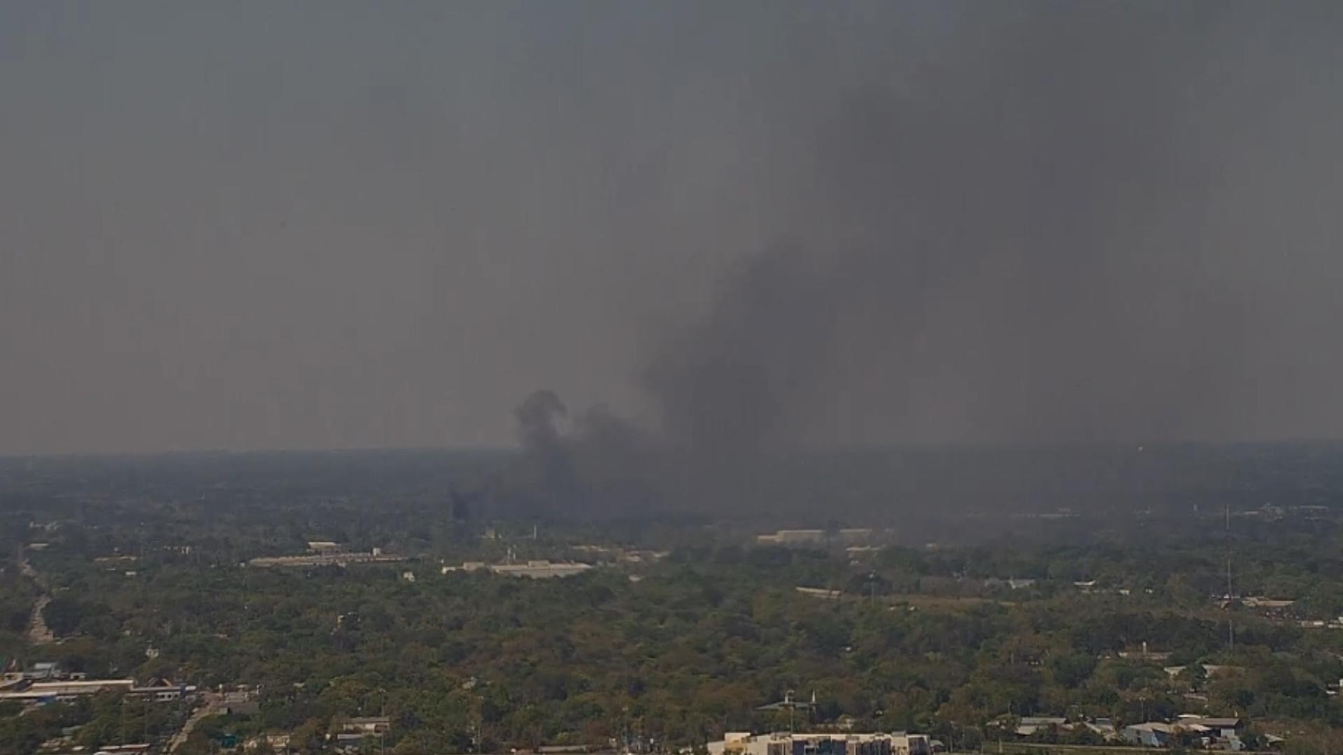 Junkyard car fire causes massive plume of smoke west of Downtown ...
