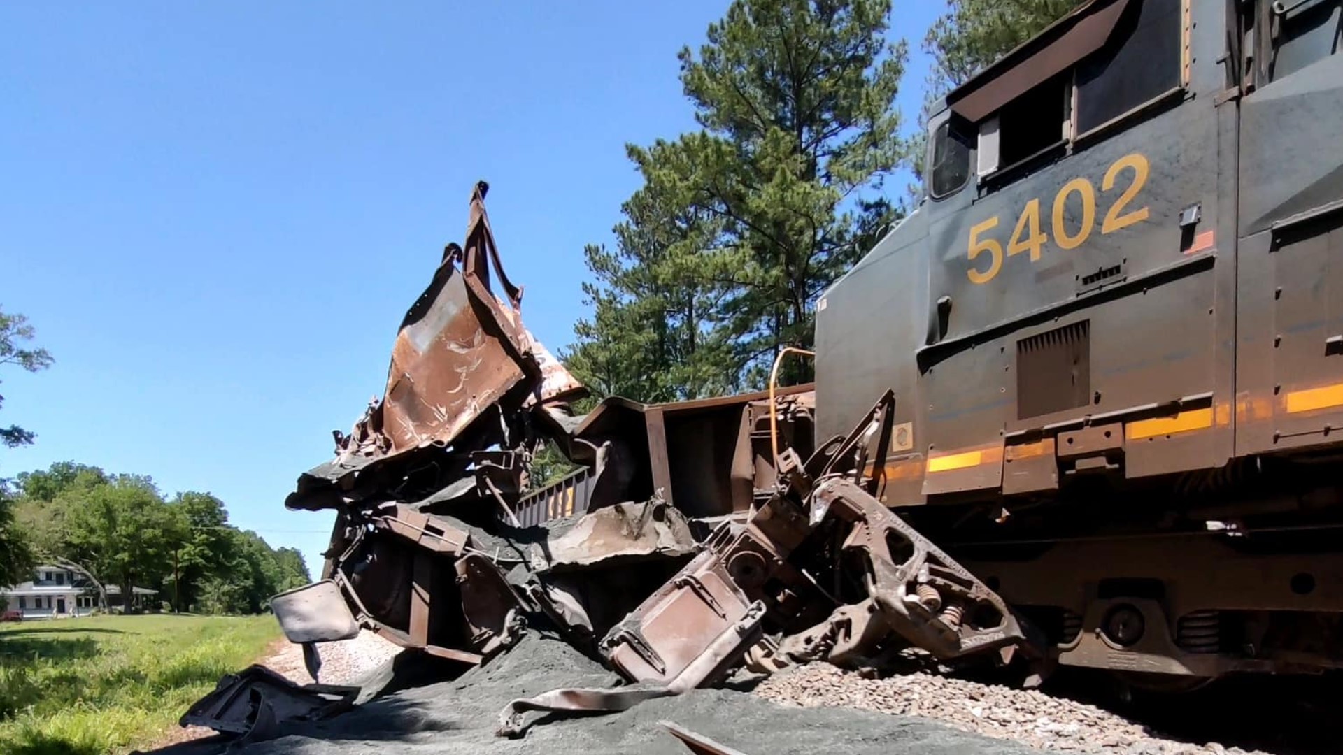 3 CSX crew members hurt in train crash, derailment in Folkston ...