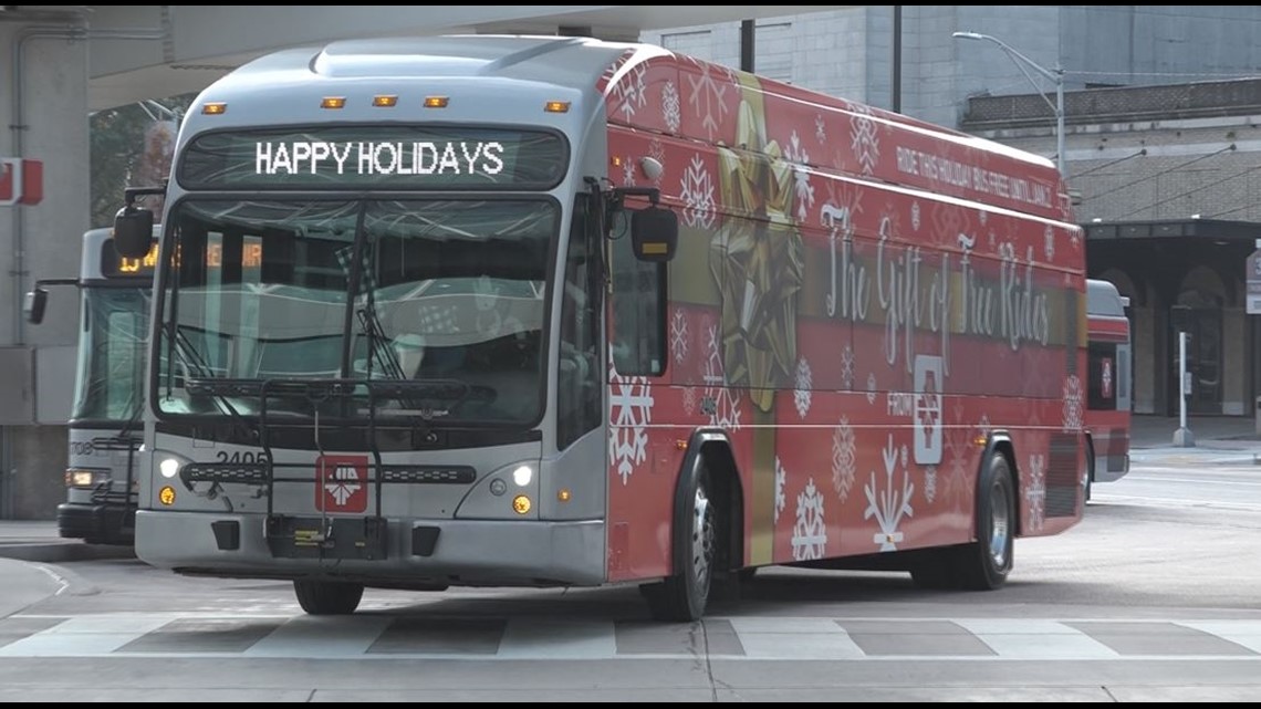 Jacksonville bus driven by Santa gives out free rides | firstcoastnews.com