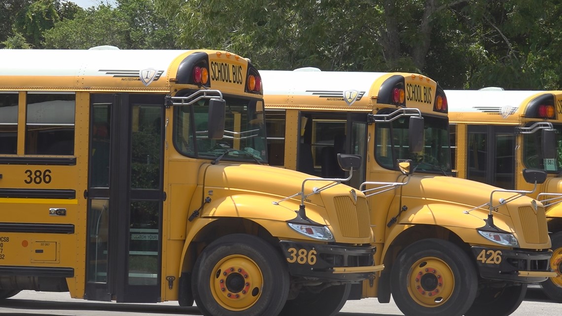 DCPS bus delays leaves students stuck for hours | firstcoastnews.com