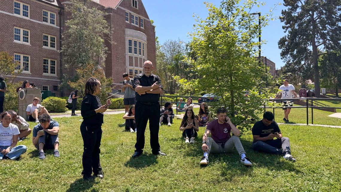 FSU band and students pay tribute to victims of campus mass shooting ...