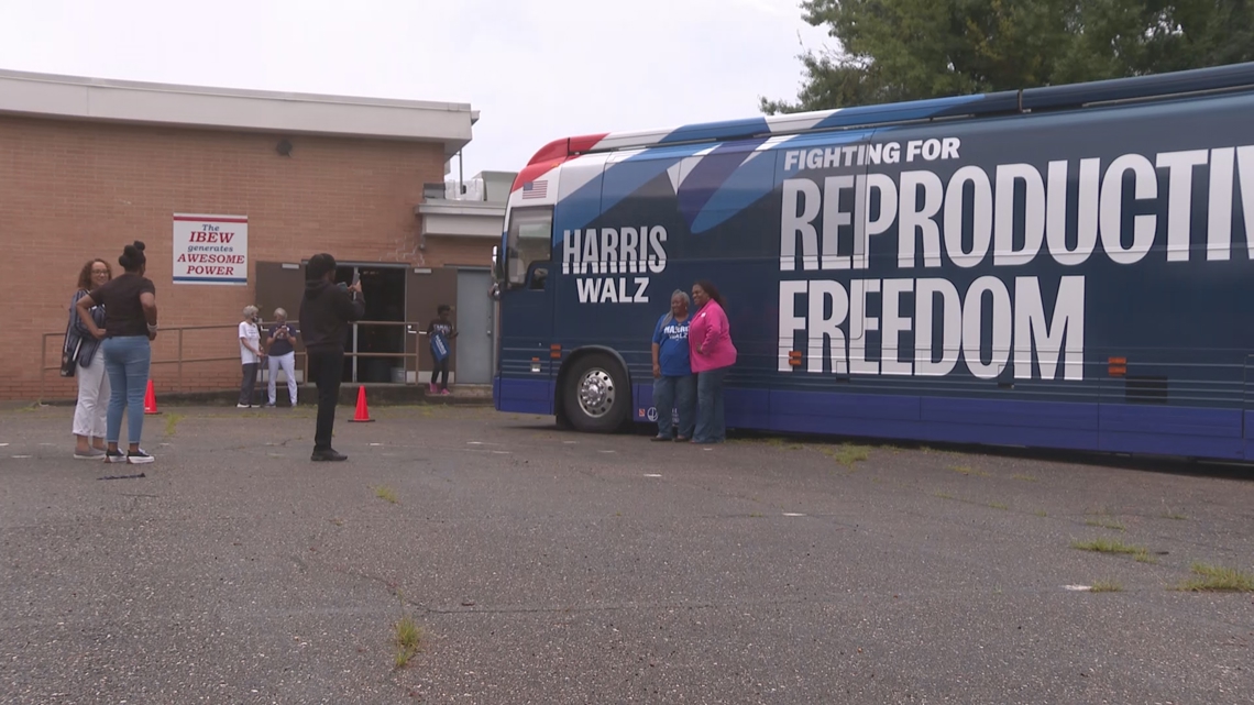 Harris-Waltz bus tour makes stop in Jacksonville | firstcoastnews.com