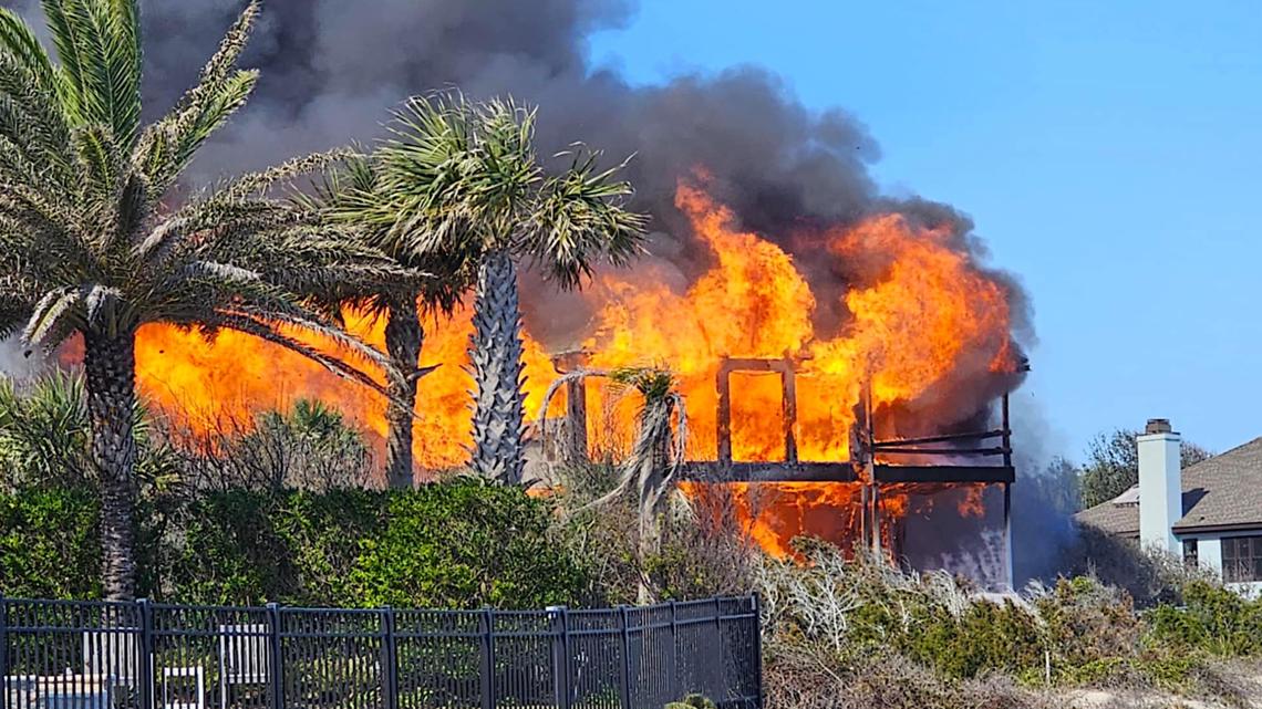 Firefighters battle St. Simons Island fire | firstcoastnews.com