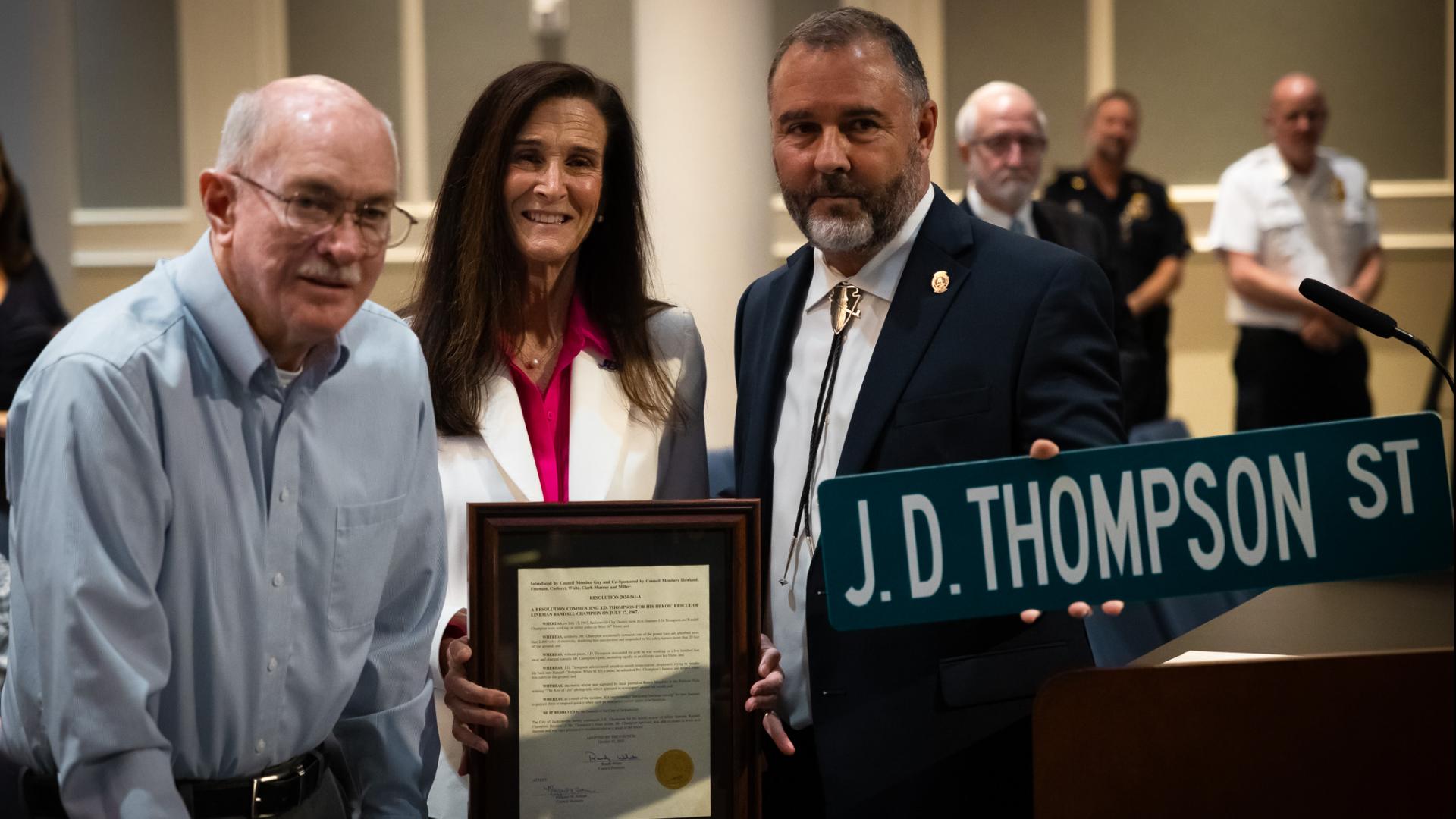 City honors JEA lineman in iconic 'The Kiss of Life' photo ...
