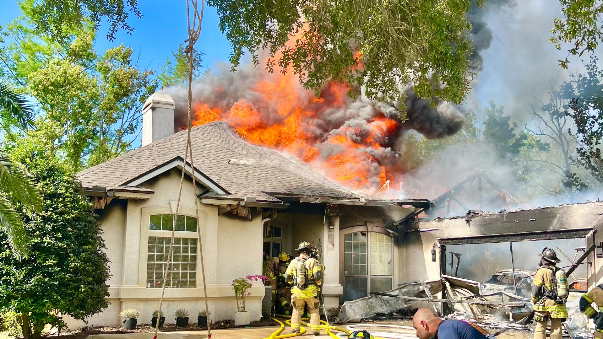 Car fire spreads to Jacksonville home, plumes seen for miles ...