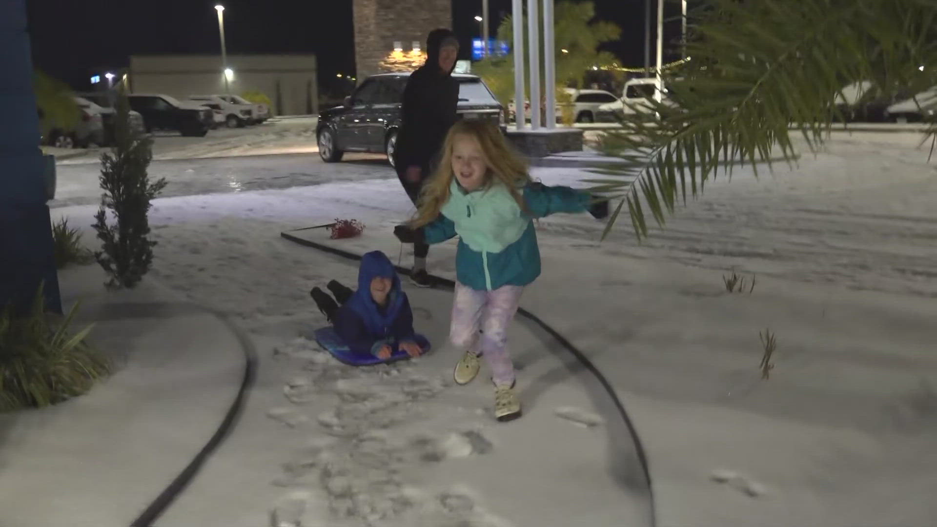 Jacksonville family uses Boogie board as a sled in Southeast Georgia snow | firstcoastnews.com