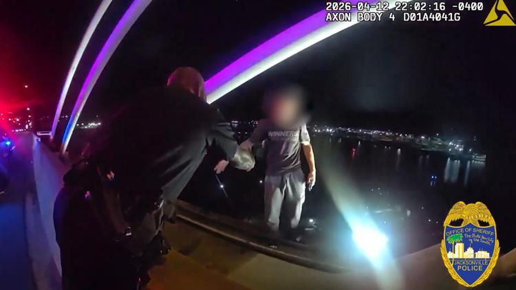 'We got you' | Video shows JSO officer talking man down from jumping ...