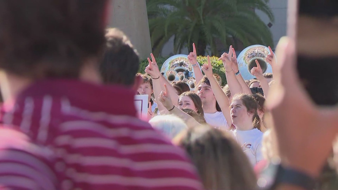 FSU band and students pay tribute to victims of campus mass shooting ...