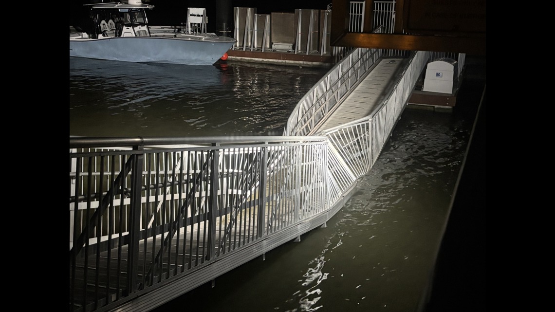 Gangway collapses at the Fernandina Beach Harbor Marina ...