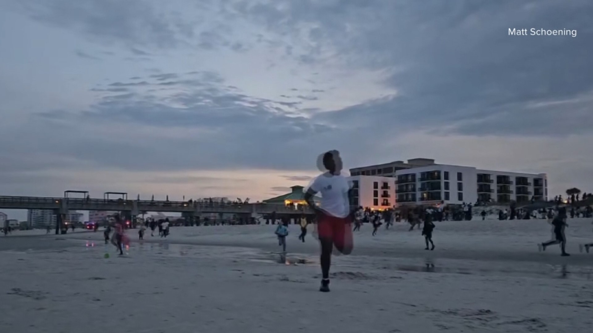 Video shows crowd scrambling on Jacksonville Beach as gunshots ring out ...