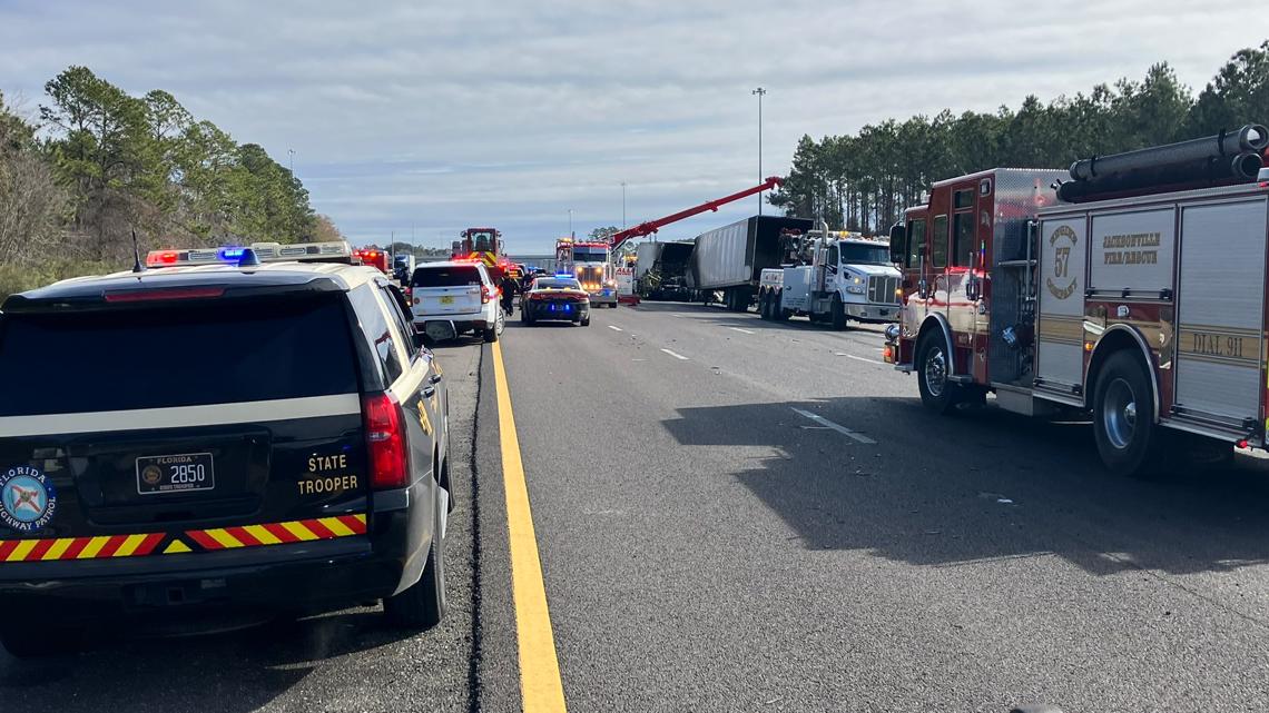 Deadly crash between 2 semi-trucks shuts down lanes on I-10 in Duval ...
