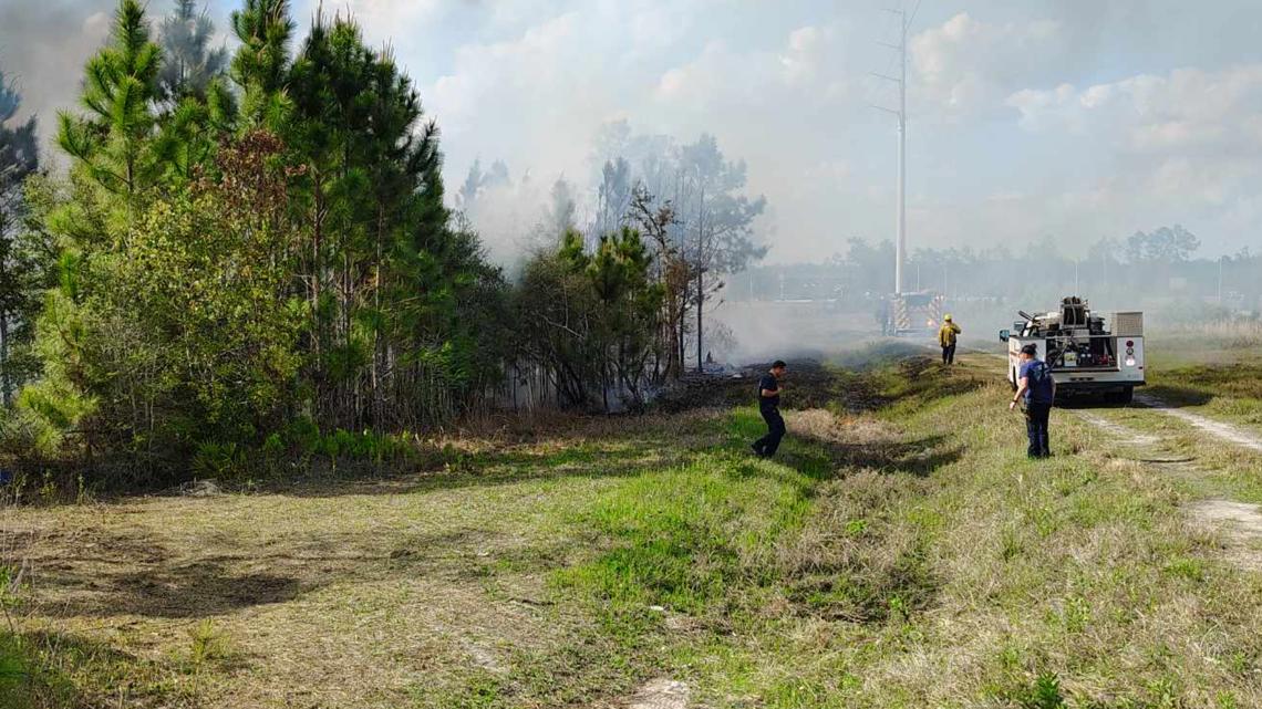 JFRD crews contain 15-acre brush fire on Jacksonville's Westside ...
