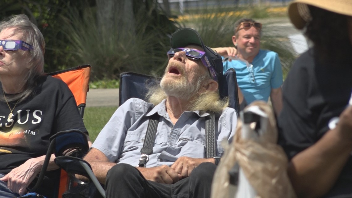 Jacksonville comes together at UNF to watch eclipse | firstcoastnews.com