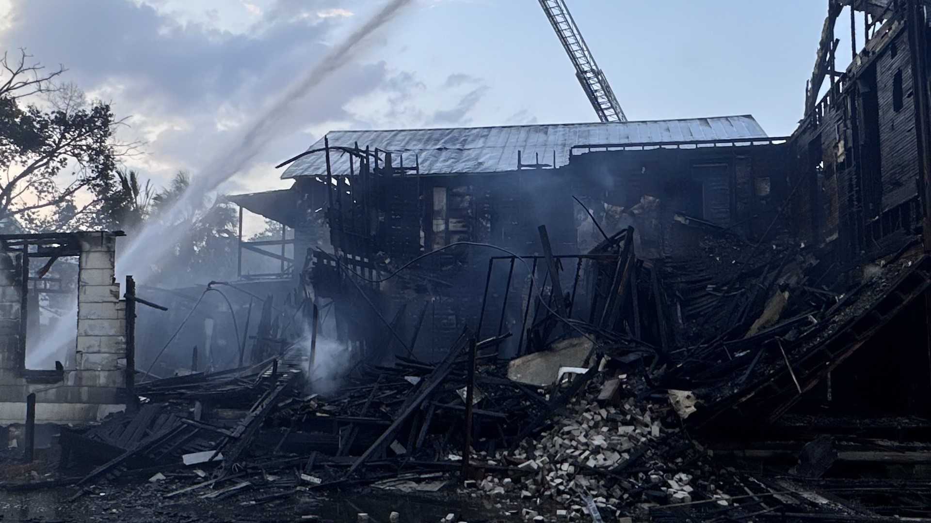 JFRD contains fire impacting 3 homes in Springfield | firstcoastnews.com